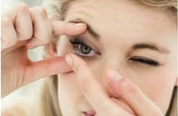 INSERTION AND REMOVAL OF CONTACT LENS - Optography